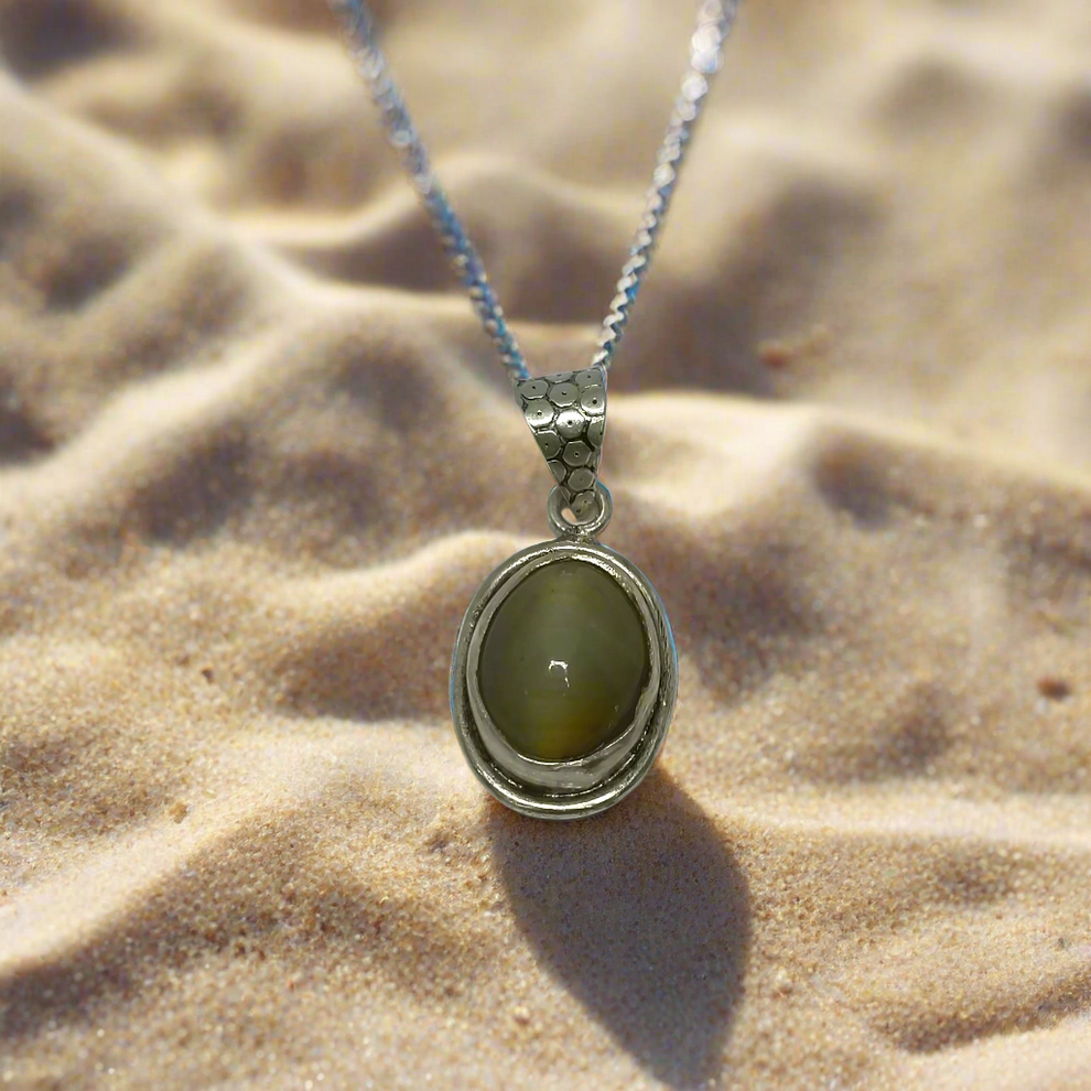 Cat's eye (Lehsunia) Gemstone pendant – Kalyanastrogems